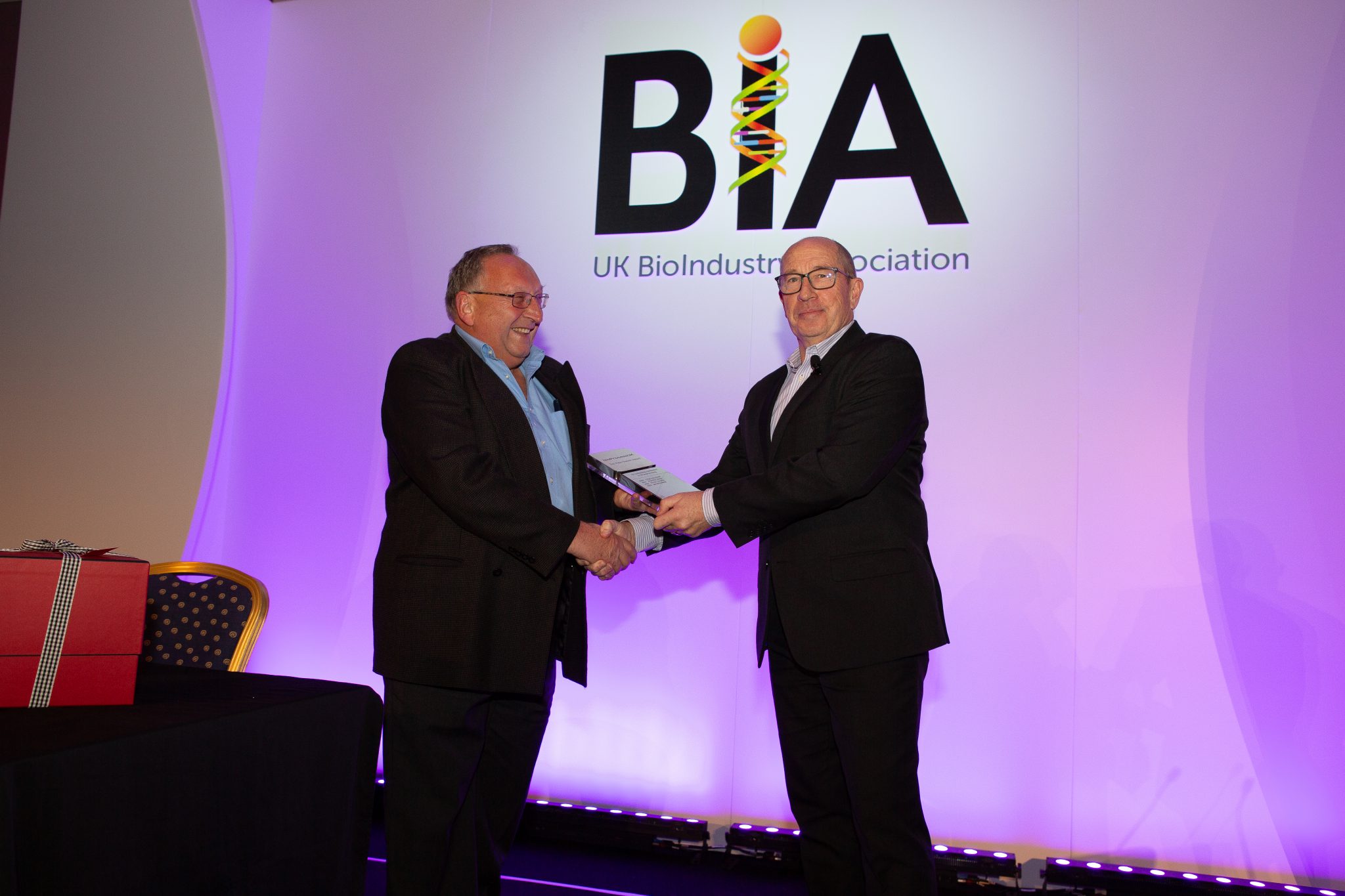 Ian McCubbin receives Peter Dunnill award at bioProcessUK - Roslin CT